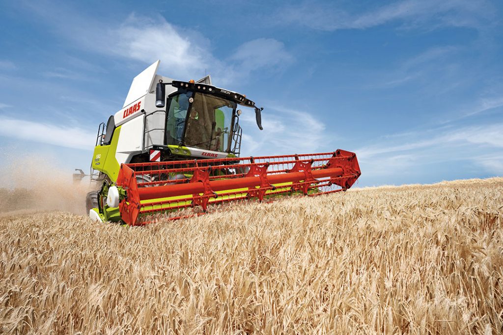 Claas Trion-maaidorser bedient middensegment - Trekker
