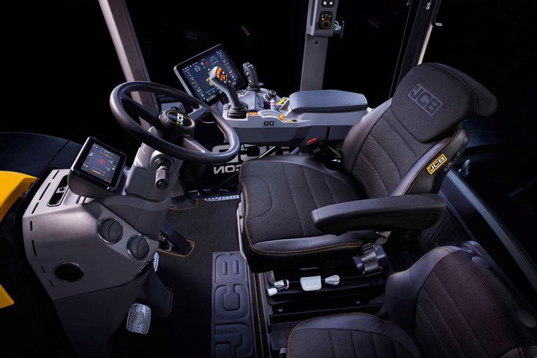 JCB Fastrac met nieuw interieur, touchscreen-terminal en ICON-bediening ...