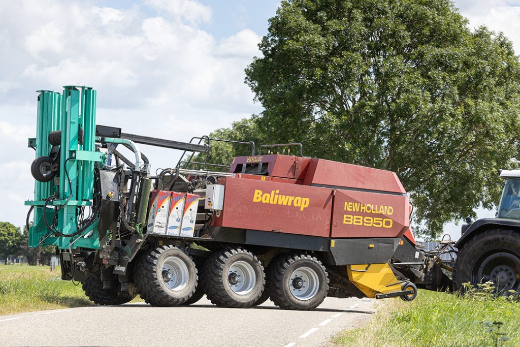 Met perswikkelcombinatie Baliwrap balen persen en meteen in folie wikkelen - Trekker