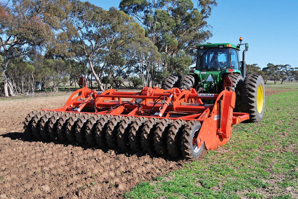 Pak je de ploeg of de spitmachine? - Trekker
