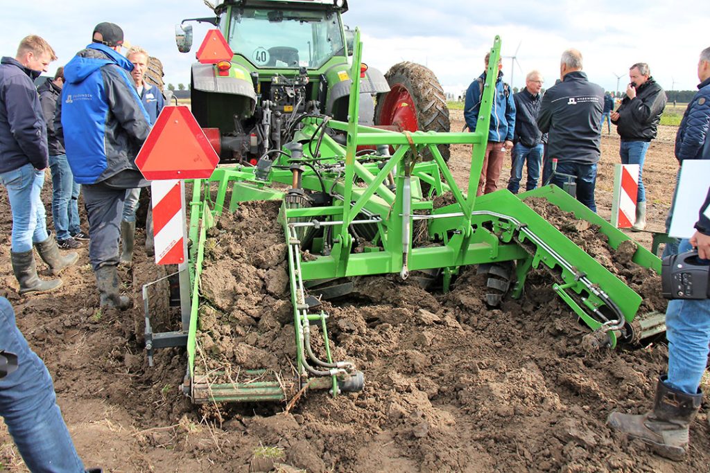 Ploegen met alternatieve ploegsystemen Huberpflug en Butterfly - Trekker