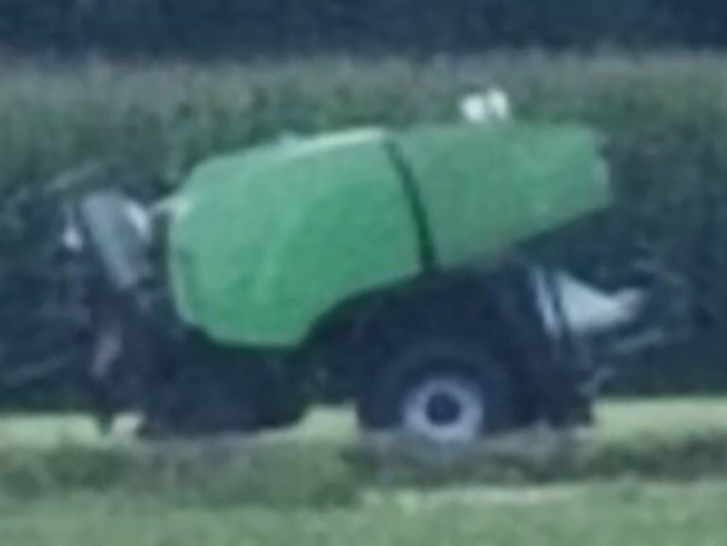 Prototype gespot: Kuhn-rondebalenpers met verticale wikkelaar - Trekker