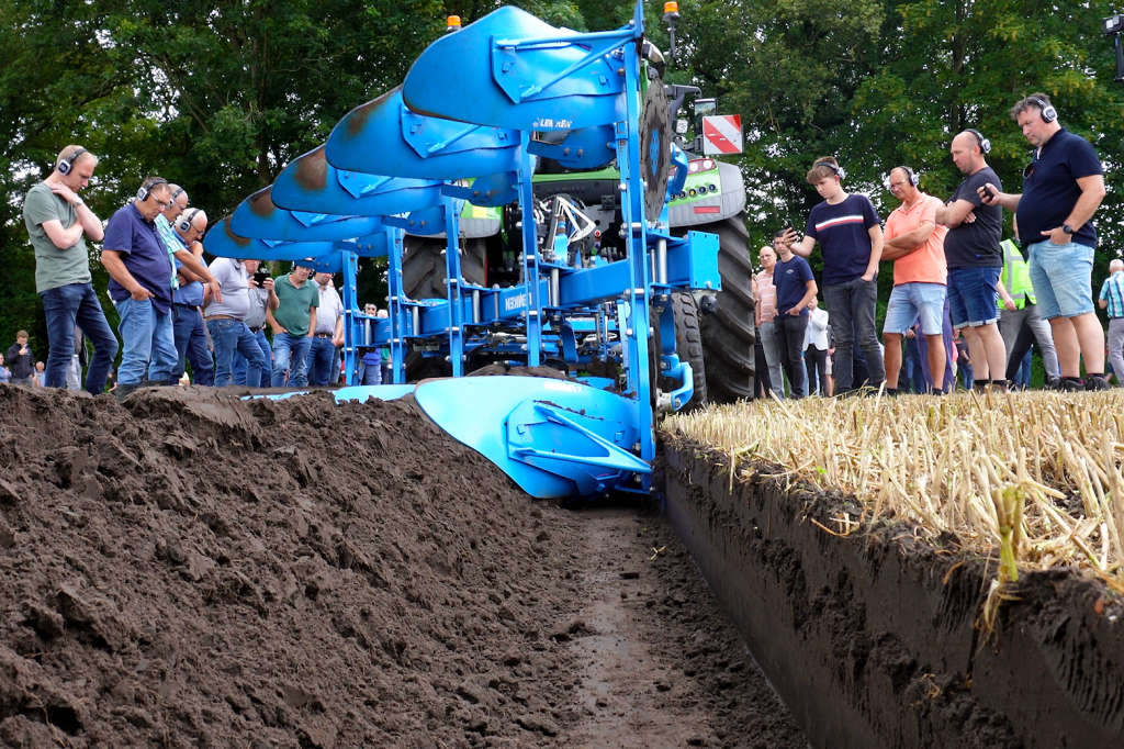 Video | Machines voor ondiep ploegen bekijken op Akkerbouwdag 2024 - Trekker