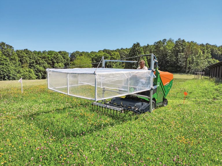 Amazone InsectGuard verjaagt insecten uit maaizone - Trekker